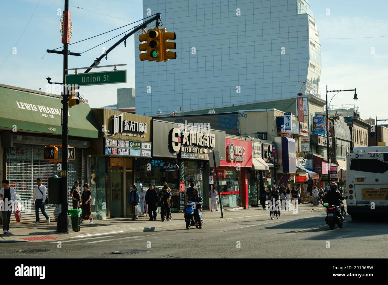 Street scene in Flushing, Queens, New York Stock Photo - Alamy