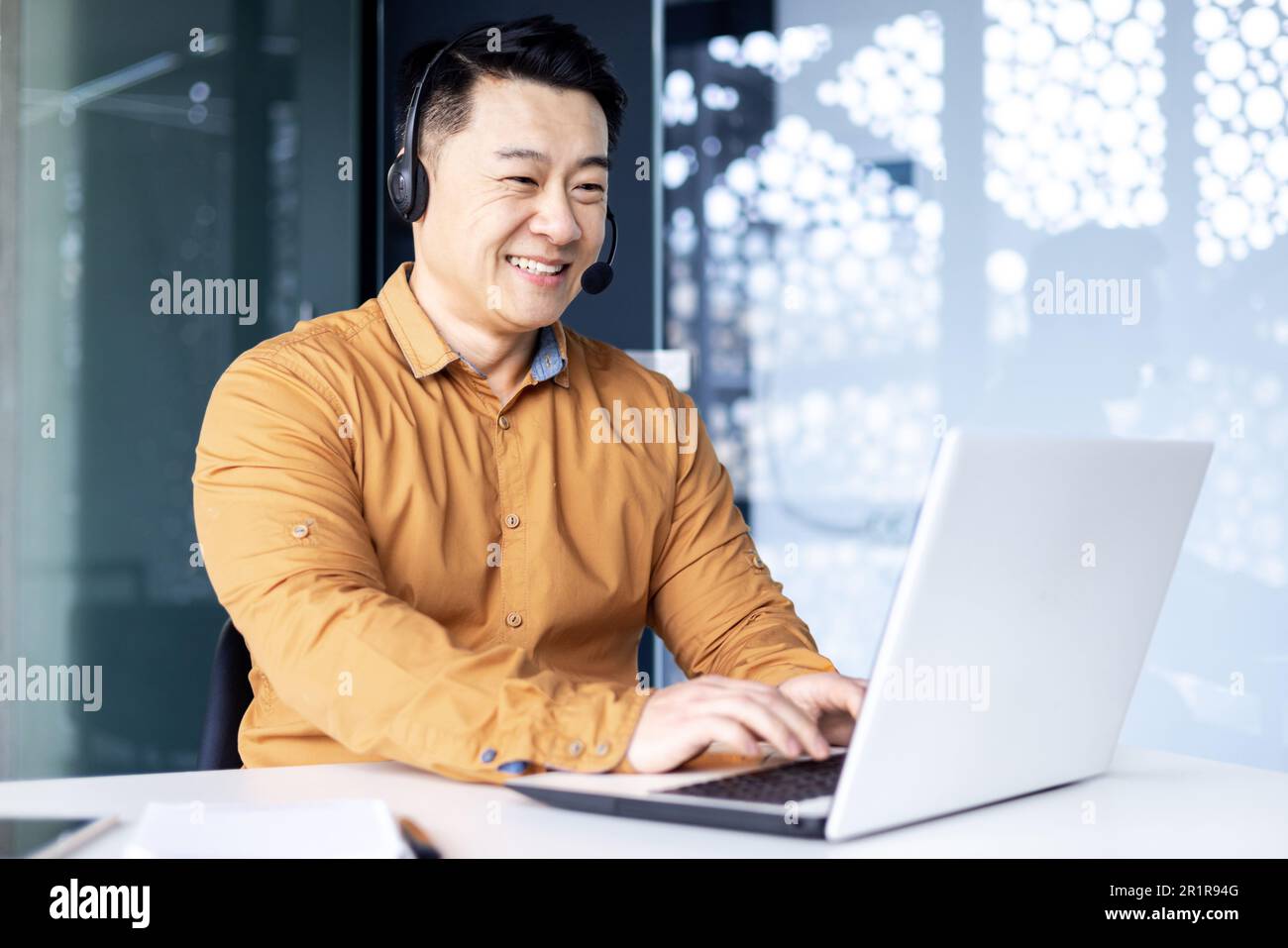Senior tech users hi-res stock photography and images - Alamy