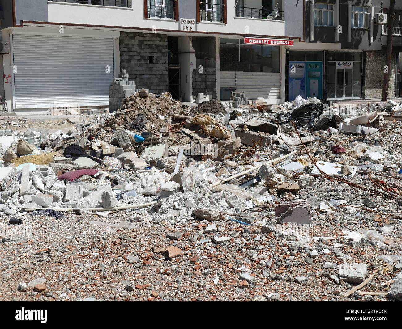 Earthquake rubble turkey hi-res stock photography and images - Alamy