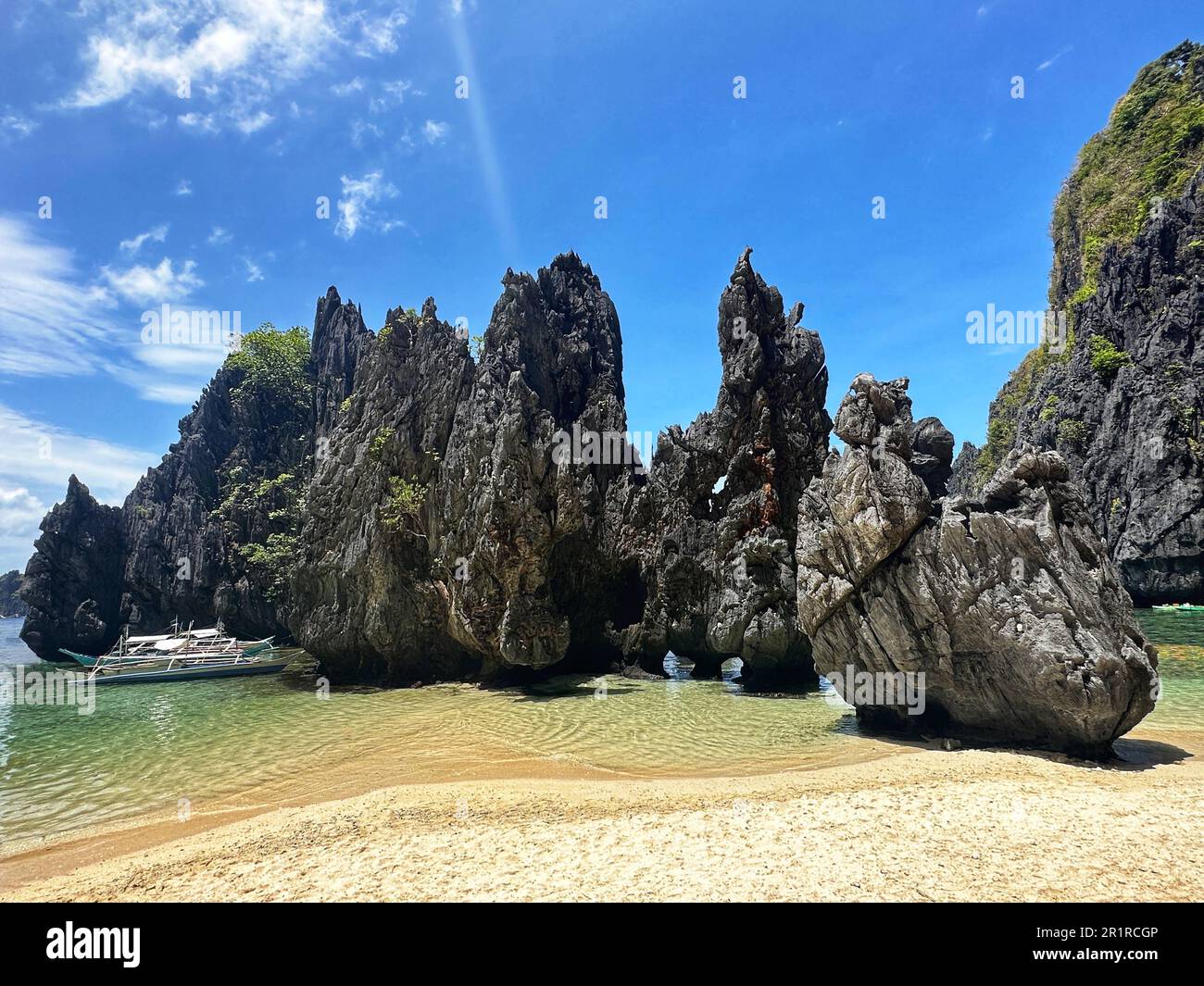 Limestone karst rock formations on beach, Miniloc Island, Palawan ...