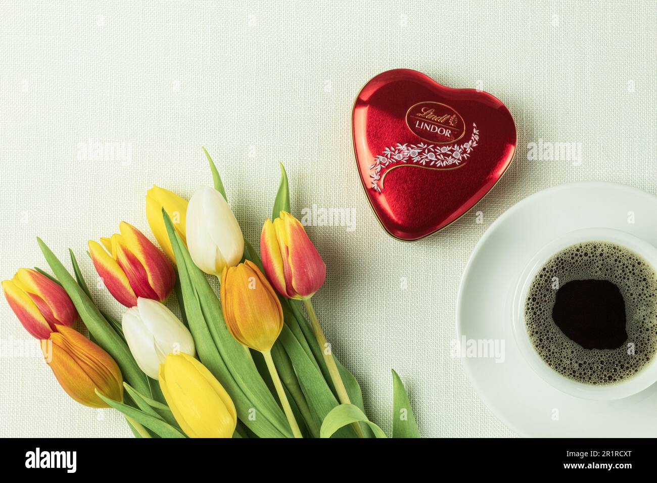 Lindt lindor logo hi-res stock photography and images - Alamy