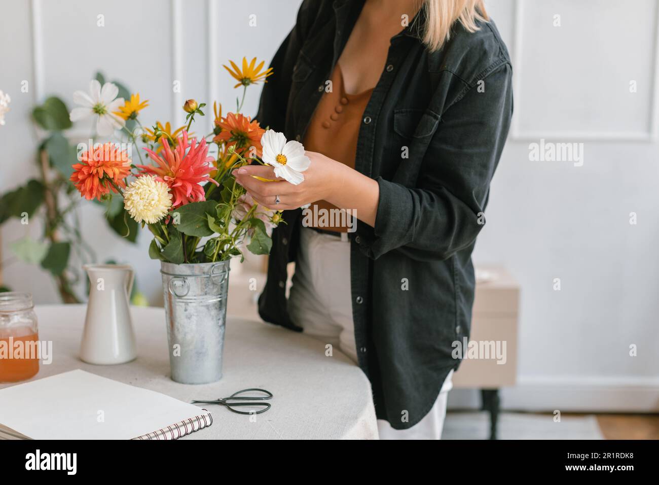 Flower arranging colourful hi-res stock photography and images - Alamy