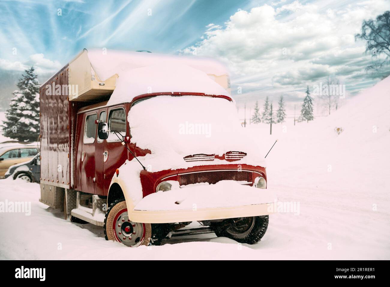 Vintage red car and snow hi-res stock photography and images - Alamy