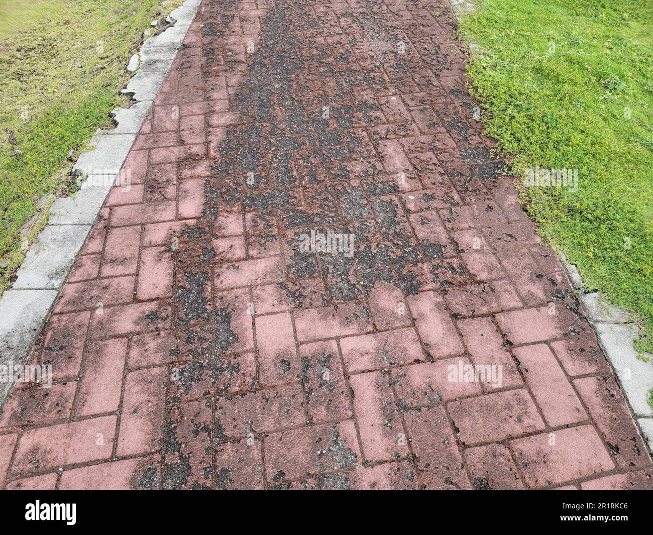Red brick path hi-res stock photography and images - Alamy