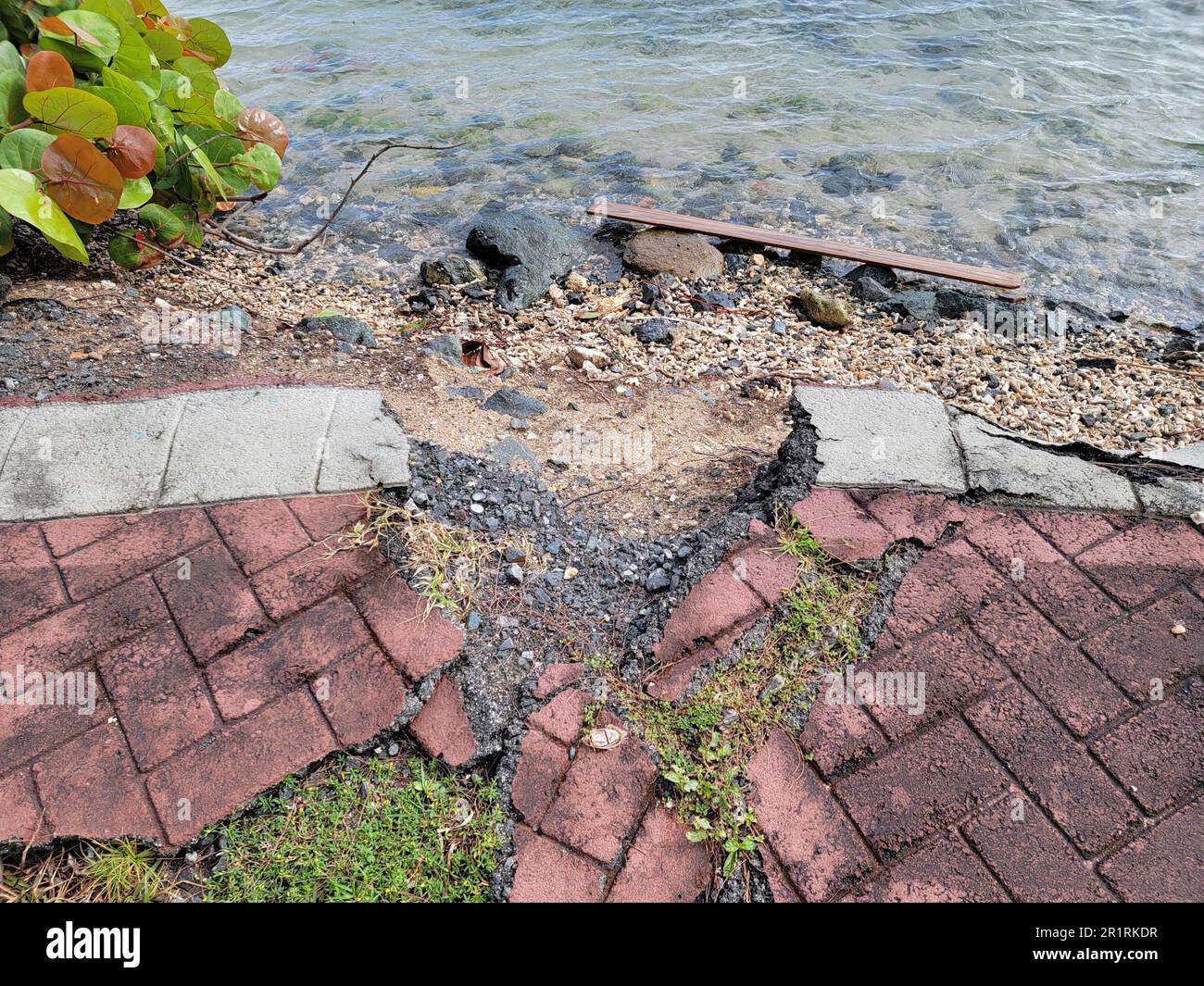 Red brick path hi-res stock photography and images - Alamy