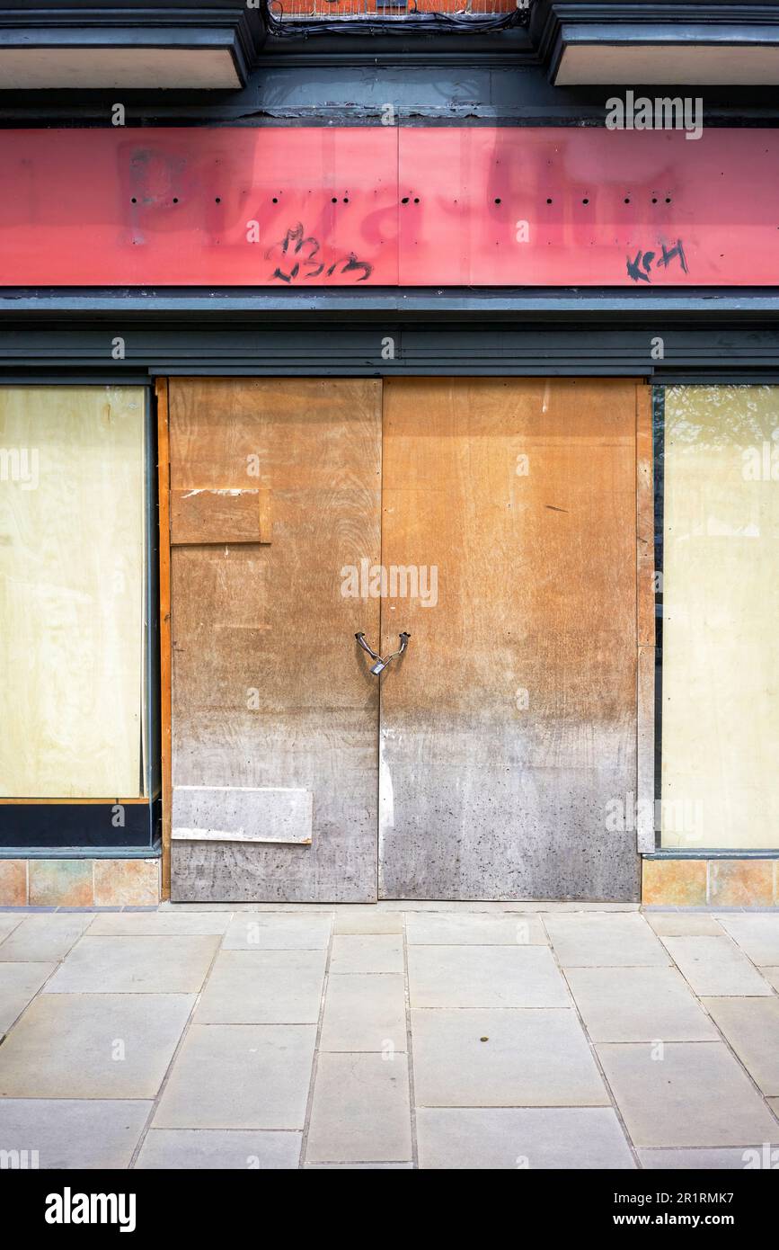 Boarded windows and doors hi-res stock photography and images - Alamy