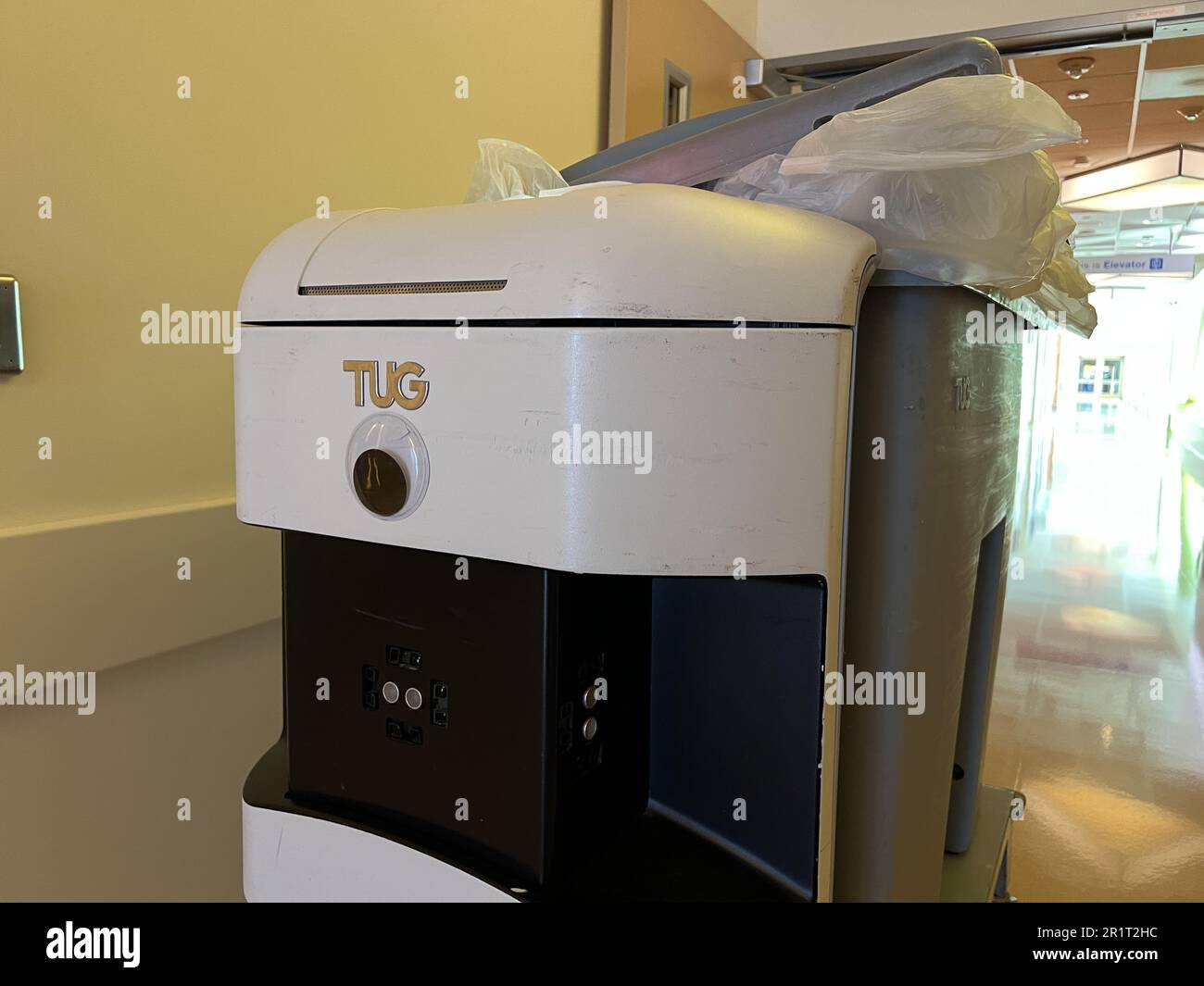 Robot hospital delivery hi-res stock photography and images - Alamy