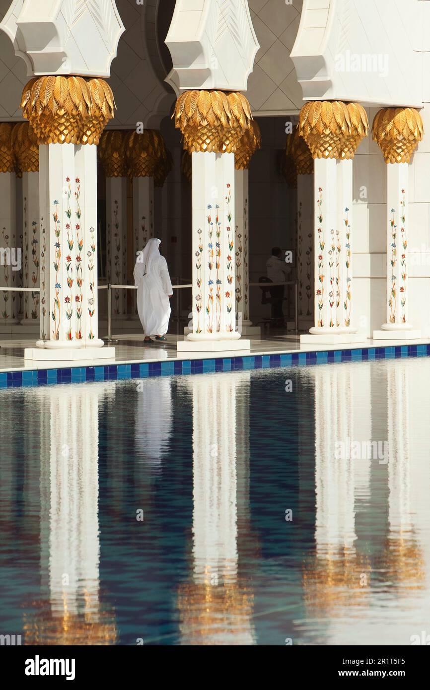 Arab man sheikh wearing traditional hi-res stock photography and images ...