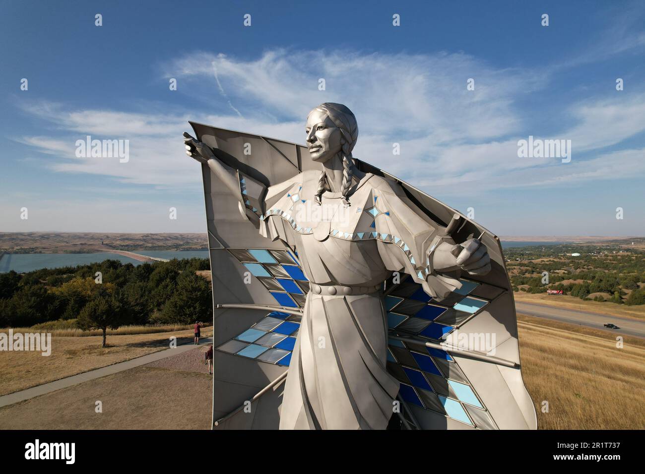 The sculpture of Dignity of Earth and Sky overlooking the Missouri ...