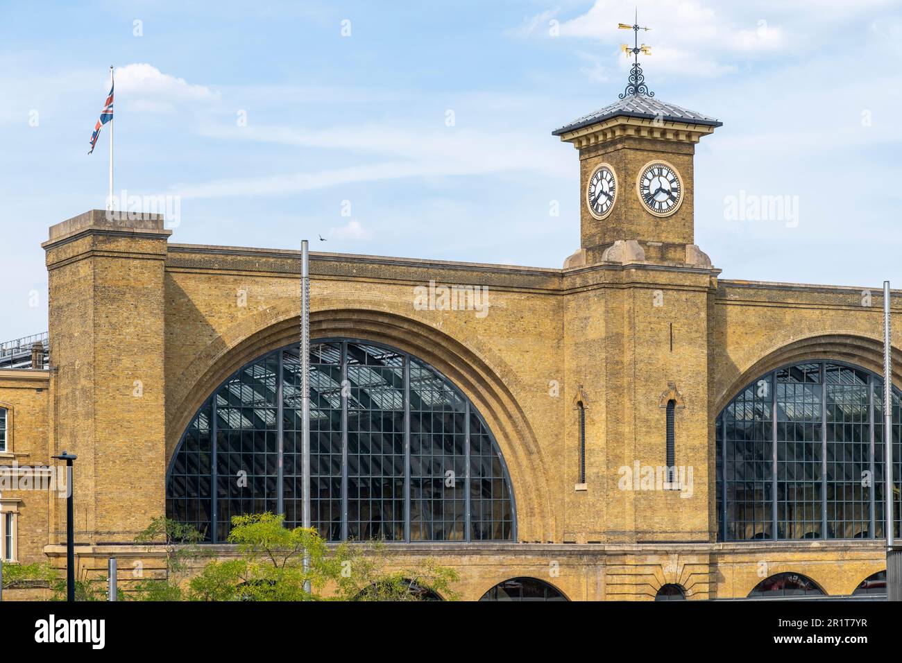 Kings cross station facade hi-res stock photography and images - Alamy