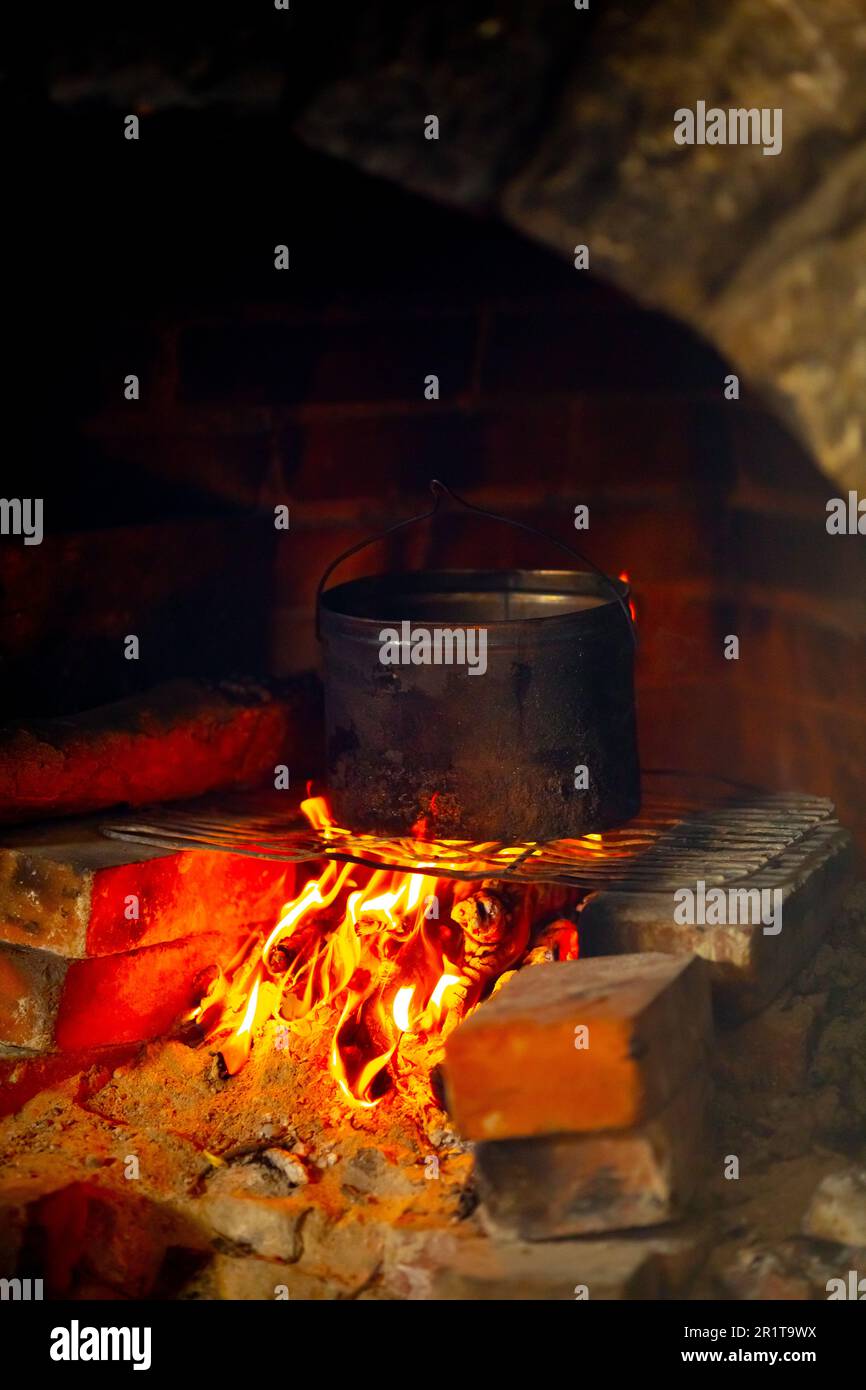 Pot on a open fire hi-res stock photography and images - Alamy