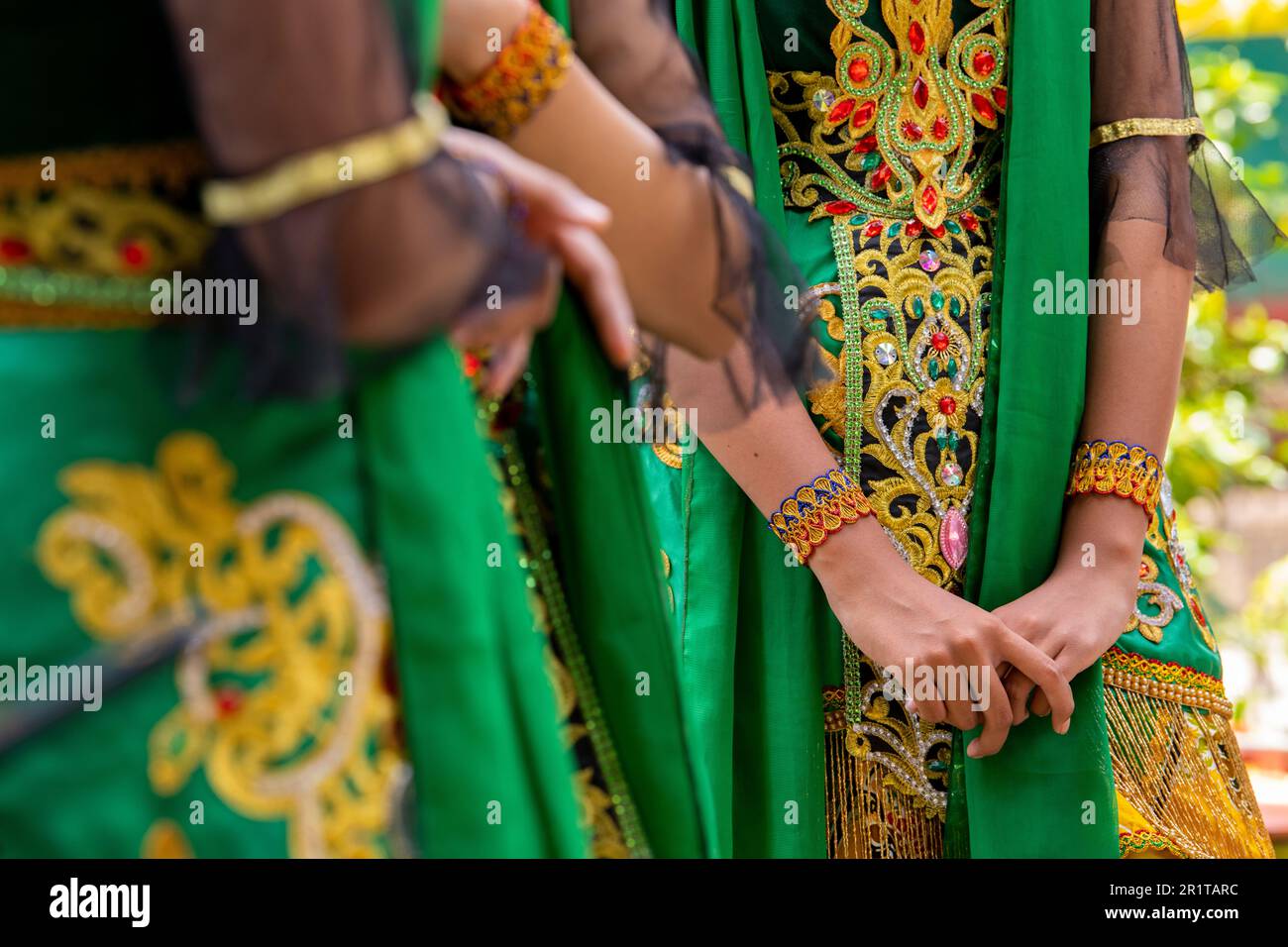 Javanese traditional costume hi-res stock photography and images - Alamy