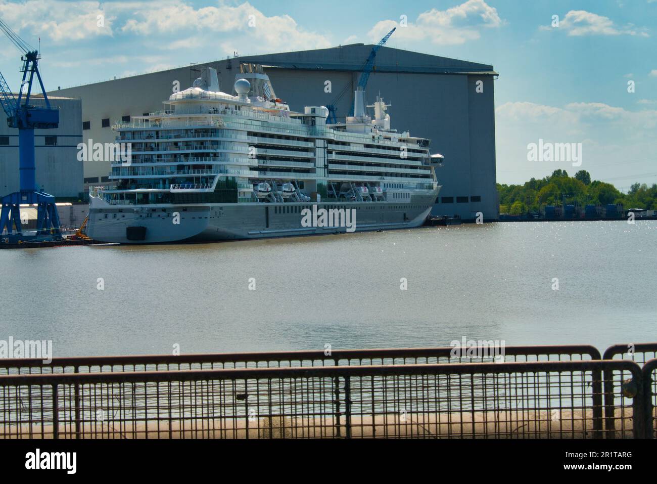 The Meyer shipyard in Papenburg, a cruise ship will soon be transferred ...