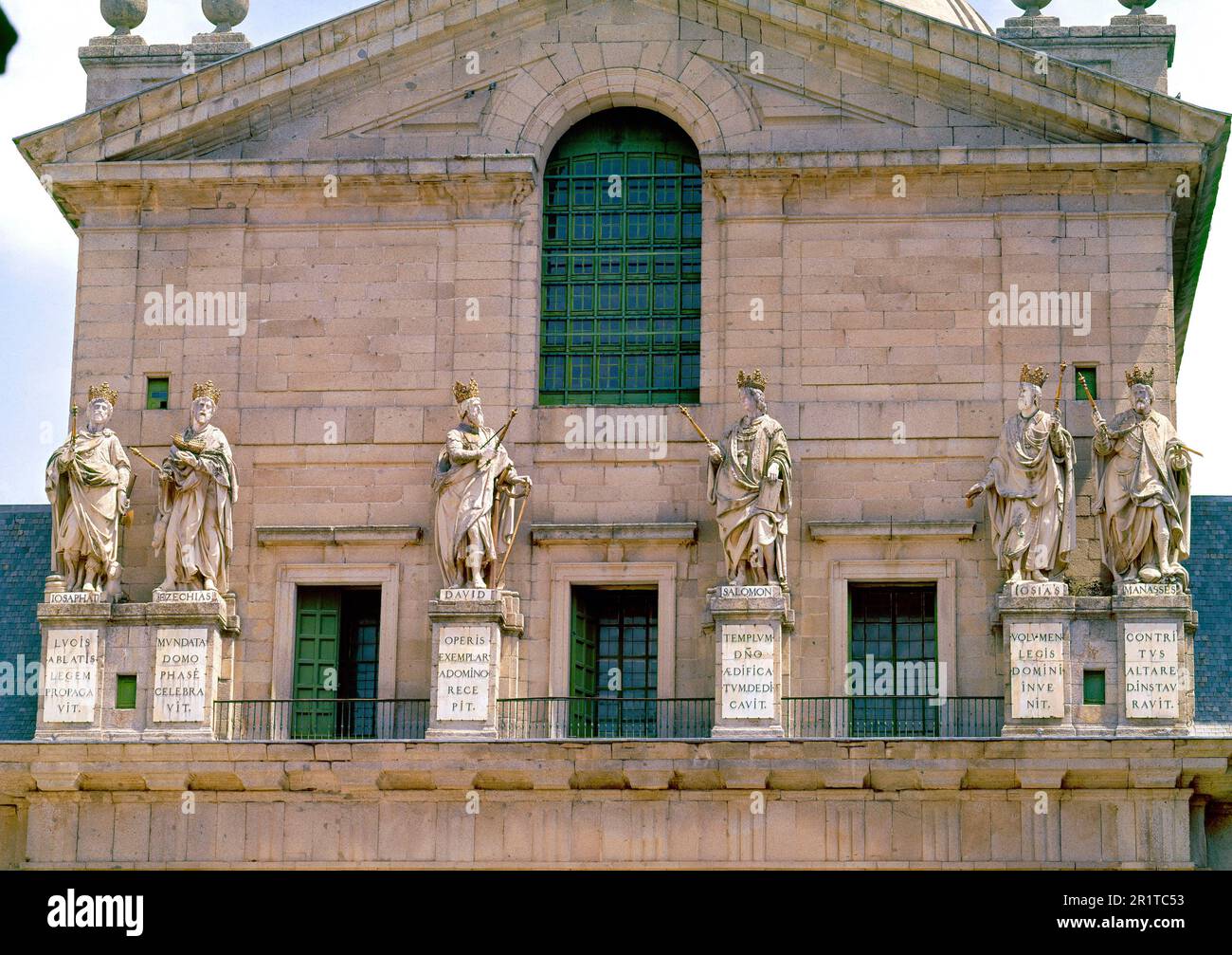 PATIO REYES-DET DE LA FACHADA DE LA BASILICA-ESTATUAS DE LOS REYES DE ...