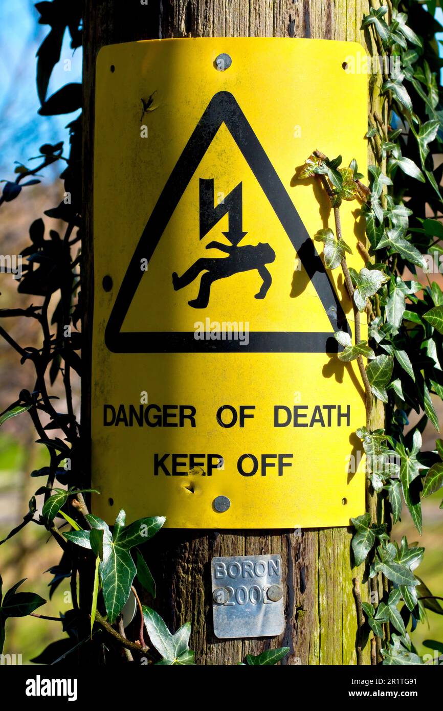 Triangular warning signs hi-res stock photography and images - Alamy