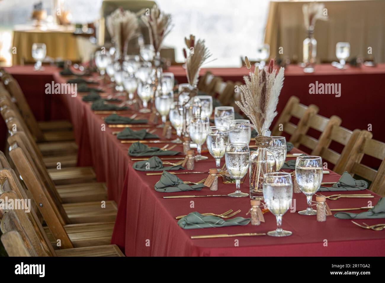 Elegant long table set up for an outdoor wedding reception Stock Photo ...