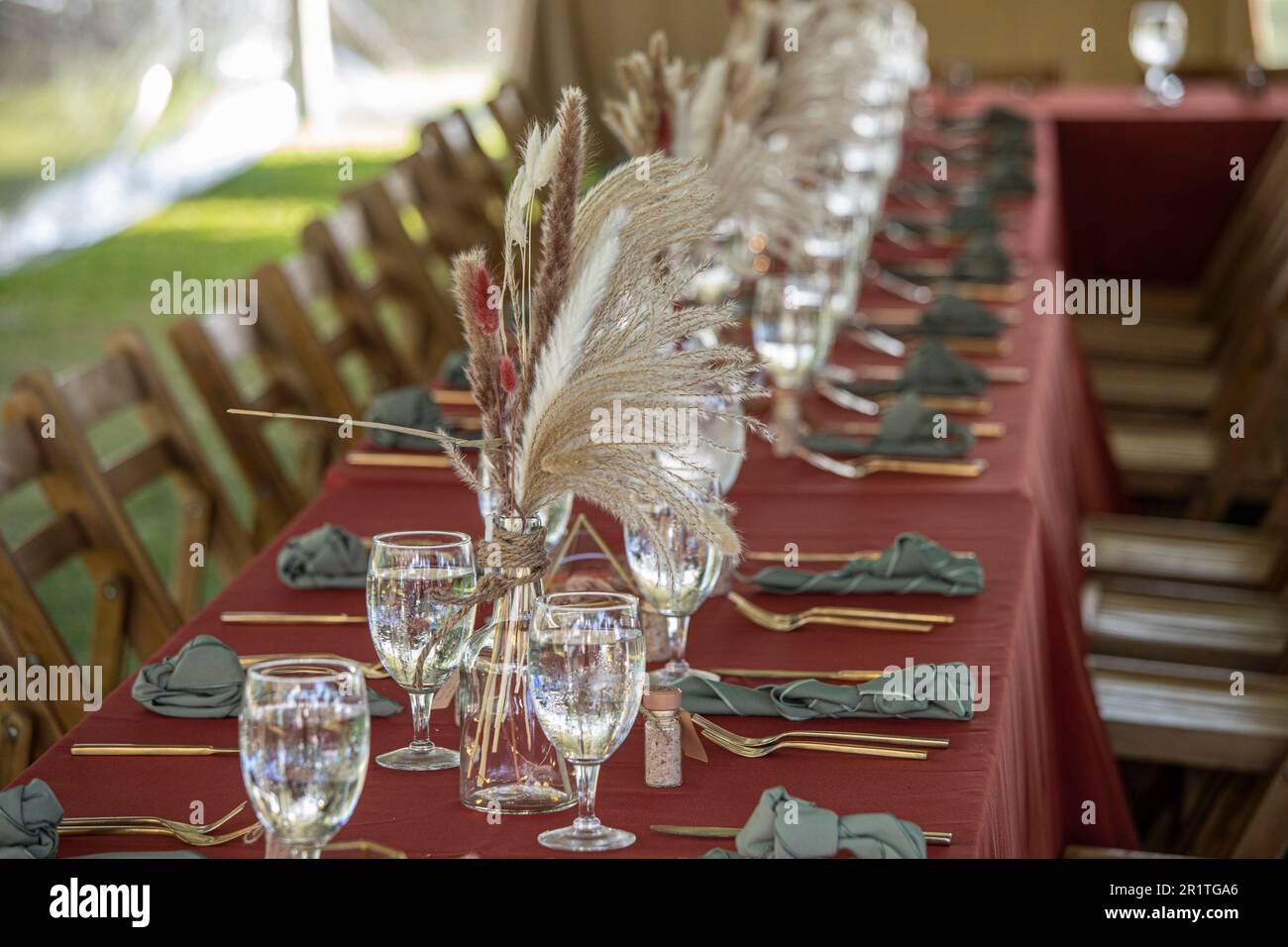 Elegant long table set up for an outdoor wedding reception Stock Photo ...