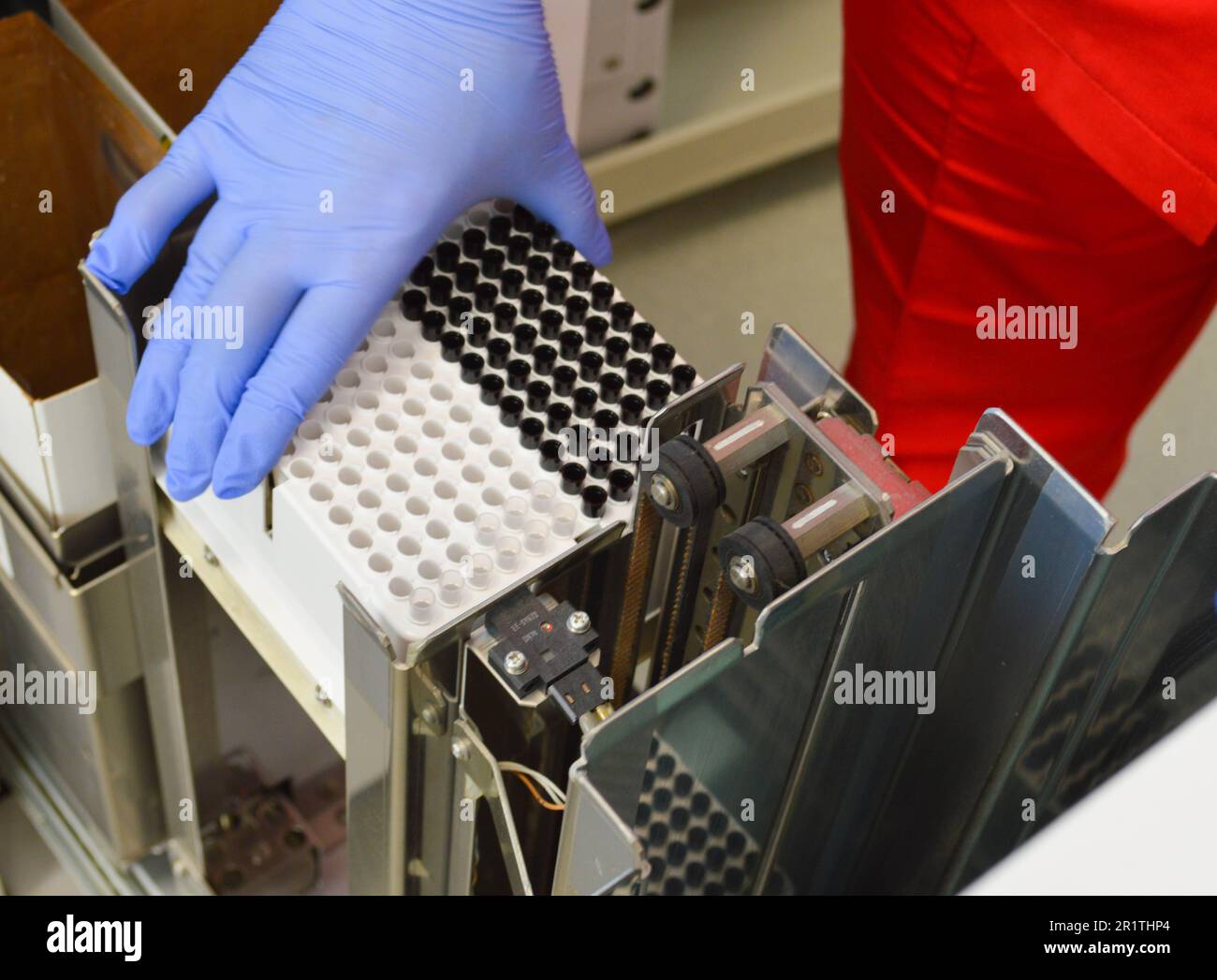 medical research and pharmaceutical research : robotic pipette device ...