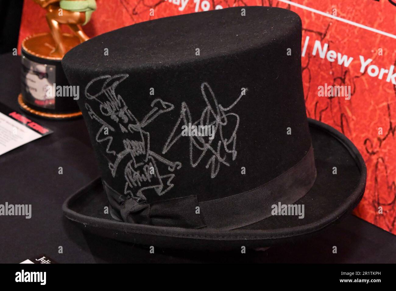 New York, USA. 15th May, 2023. Guns N' Roses: Slash signed and ...