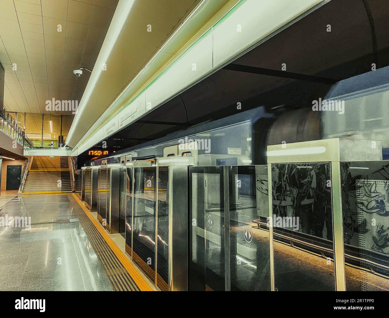 Open subway doors hi-res stock photography and images - Alamy