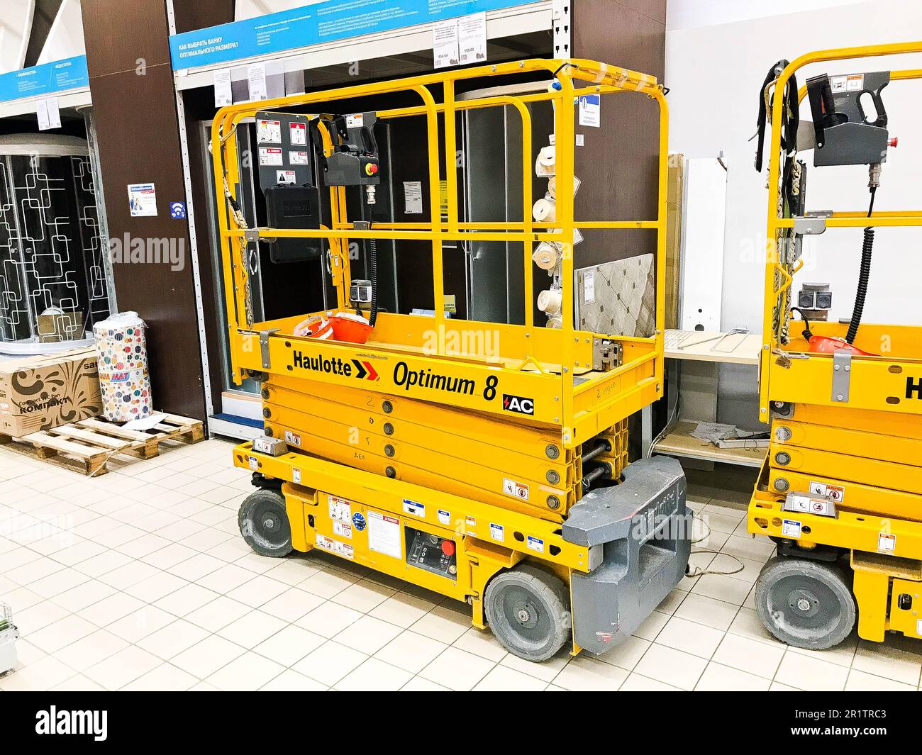 Moving mobile crane hi-res stock photography and images - Alamy