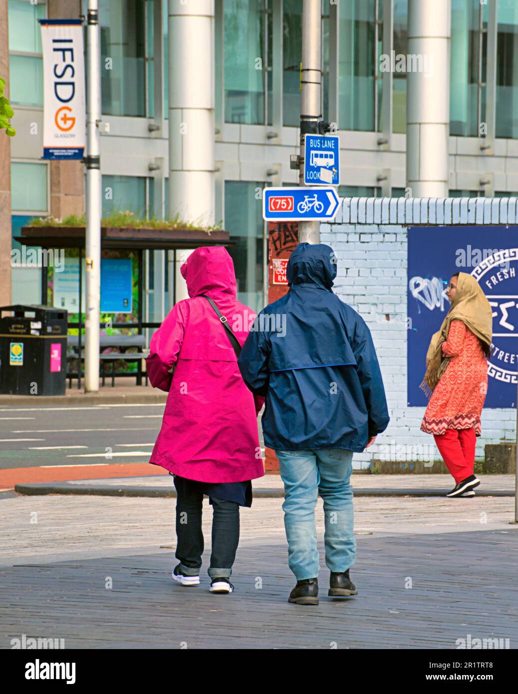 ifsd financial district area people walking through Stock Photo - Alamy