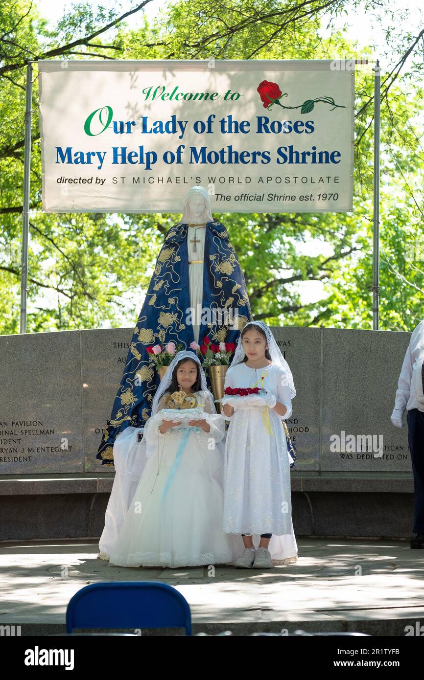 An 8 year old Hispanic girl from Corona (l) who performed the Roman ...