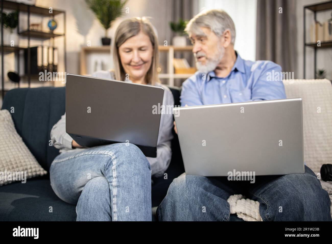 Couple browsing computer store hi-res stock photography and images - Alamy