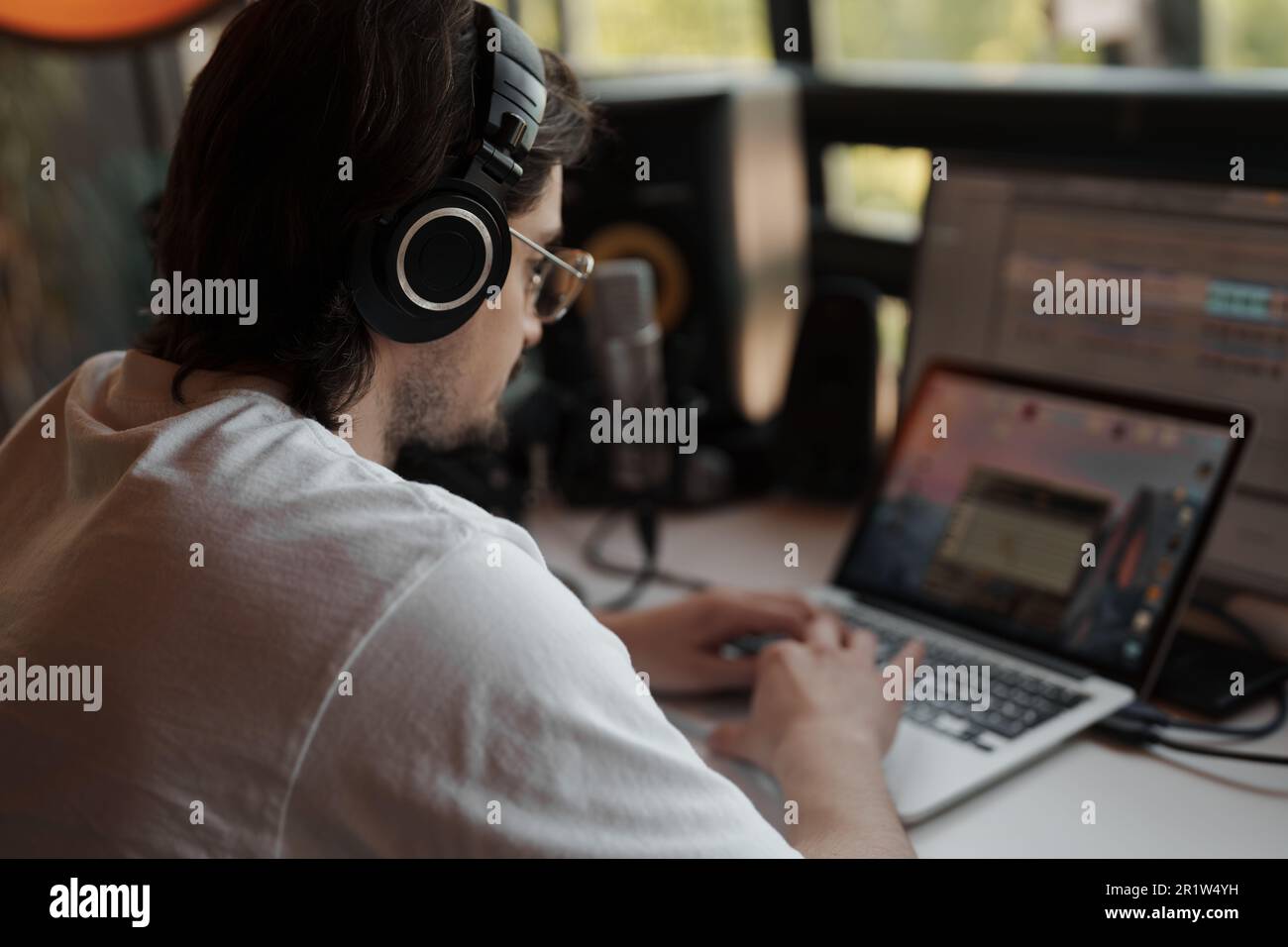 Composing music computer screen hi-res stock photography and images - Alamy