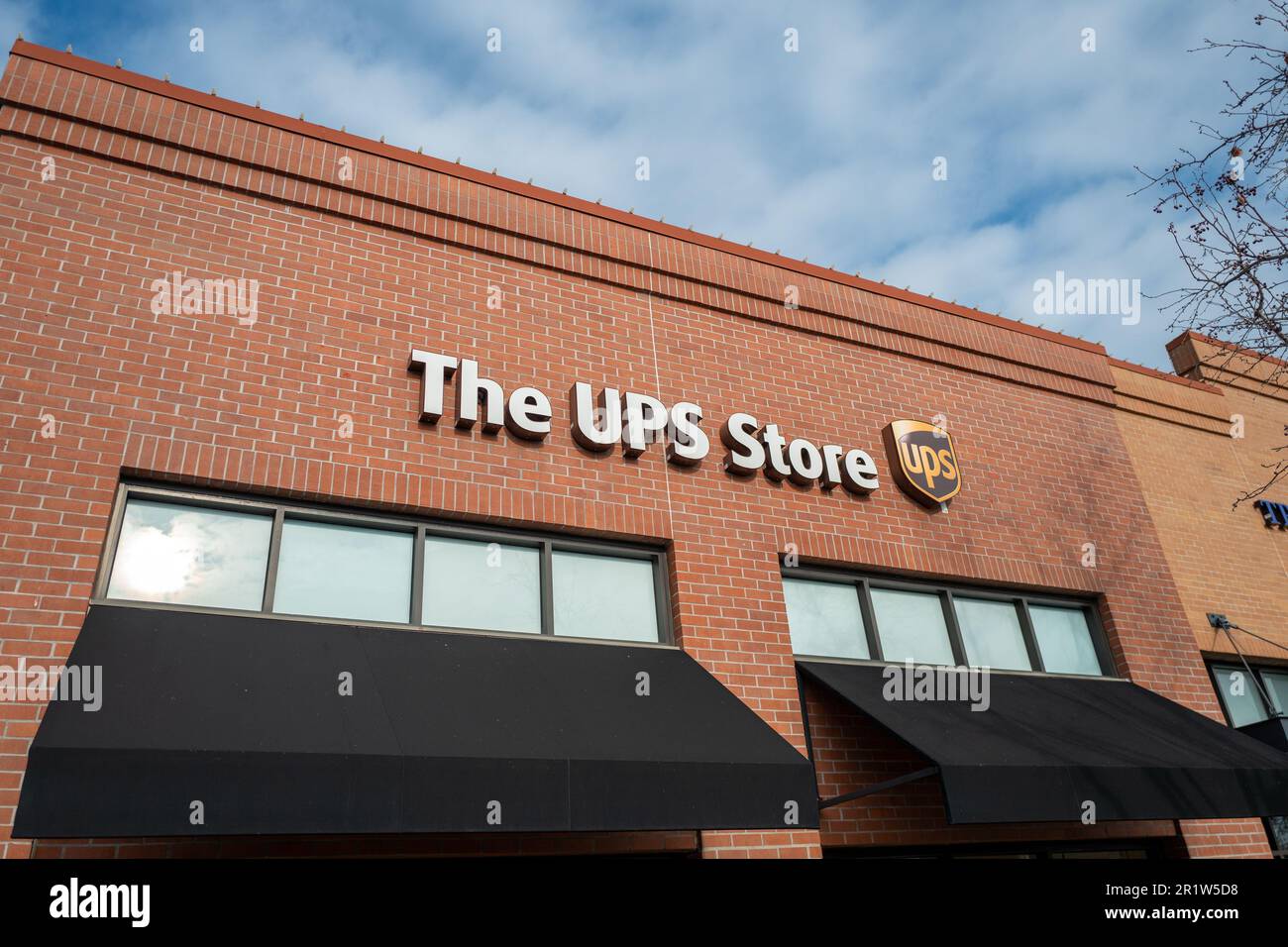 The ups store logo hi-res stock photography and images - Alamy