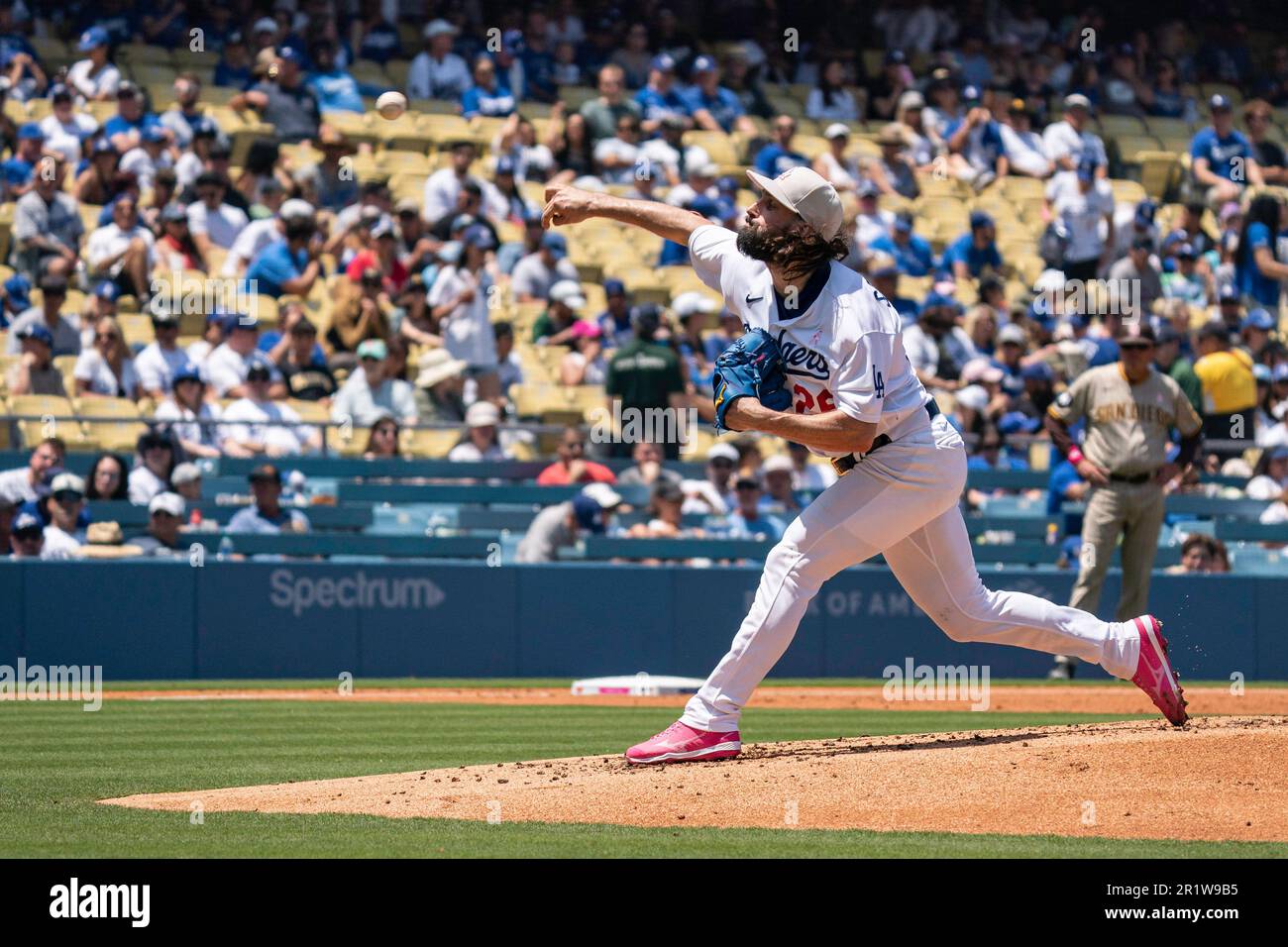 Los Angeles Dodgers starting pitcher Tony Gonsolin (26) throws during a ...