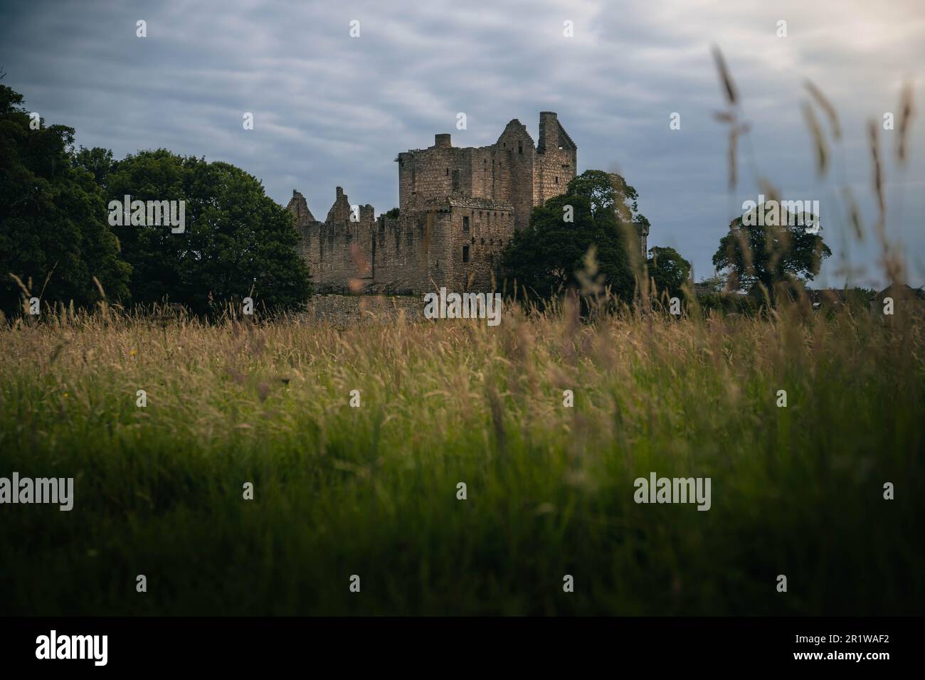 Capture Edinburgh's medieval charm in stunning photos. Explore Gothic architecture, historic ...