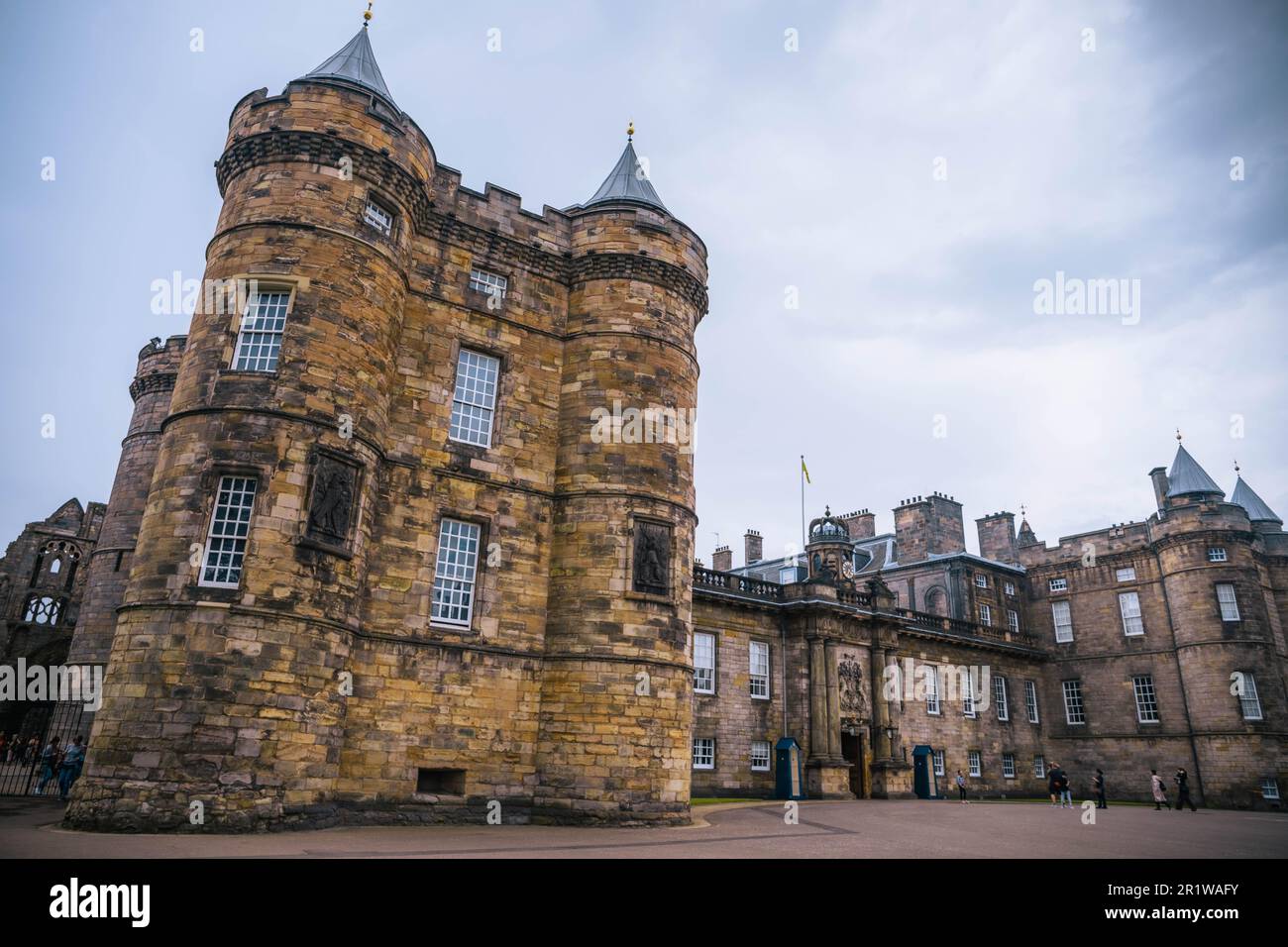 Capture Edinburgh's medieval charm in stunning photos. Explore Gothic architecture, historic ...
