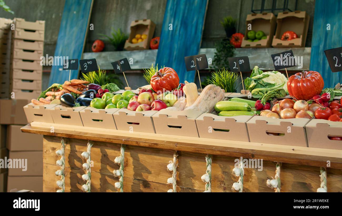 Empty wooden farming counter full of fresh local organic produce Stock ...