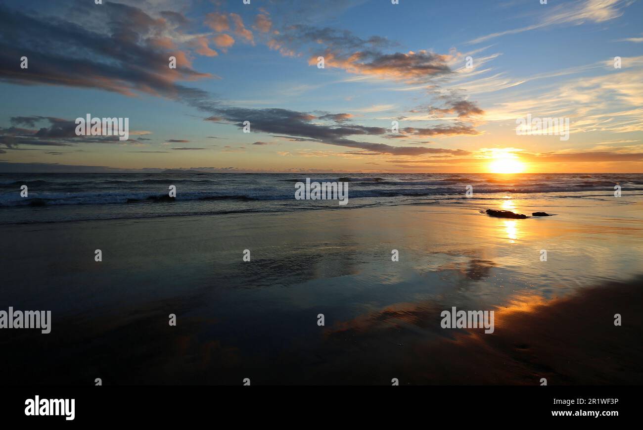 Waves on waihi beach new hi-res stock photography and images - Alamy