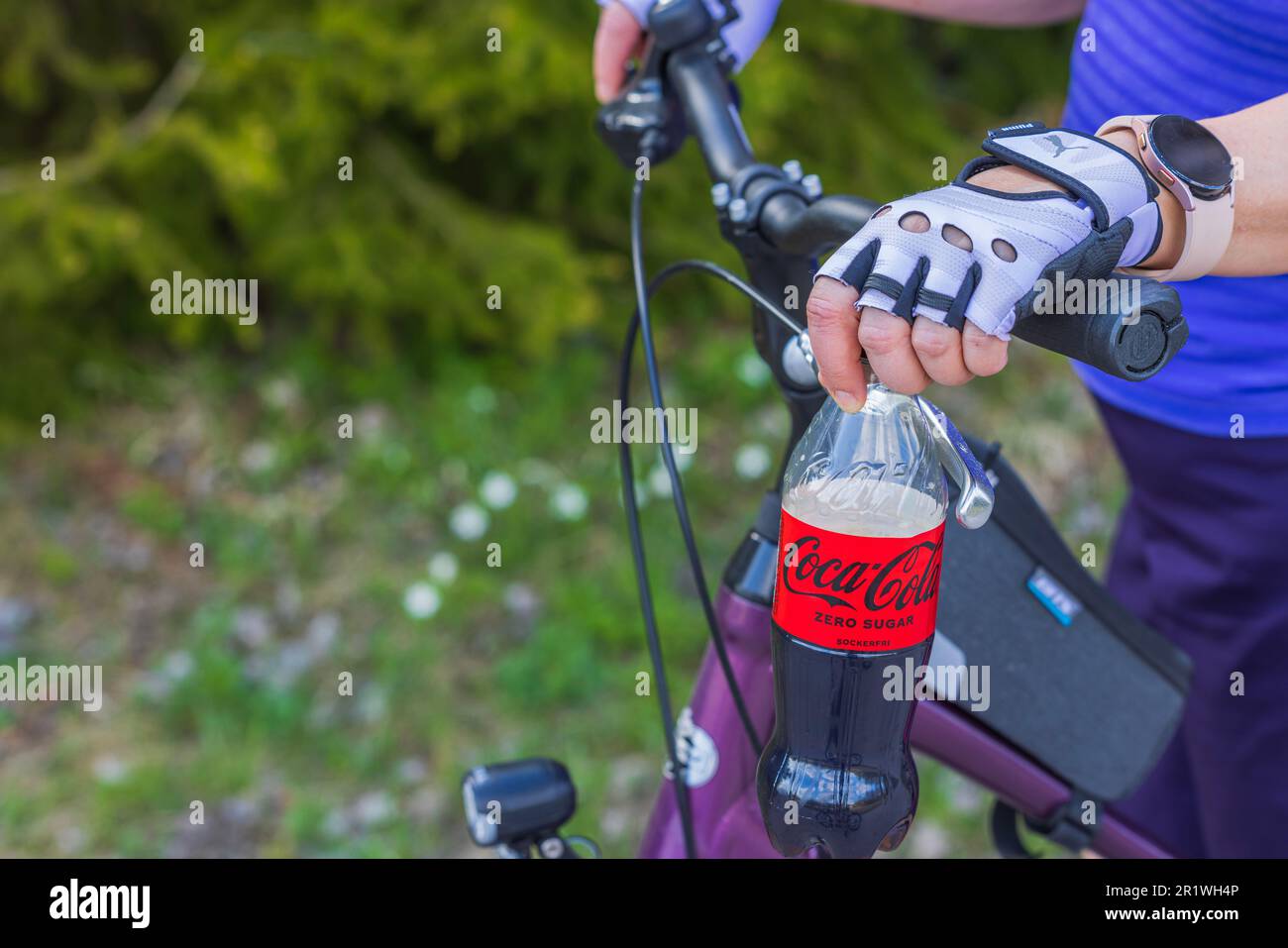 Hand holding coca cola bottle hi-res stock photography and images - Alamy