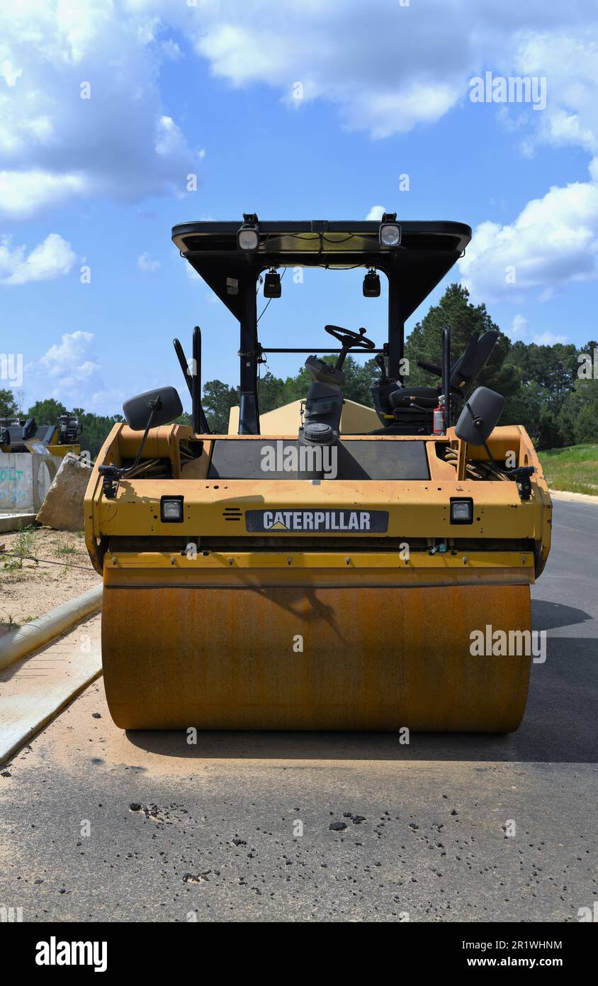 Caterpillar Versa Vibe CB64 vibrating asphalt compactor Stock Photo - Alamy
