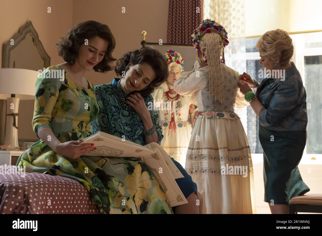 THE MARVELOUS MRS. MAISEL, from left: Rachel Brosnahan, Marin Hinkle ...