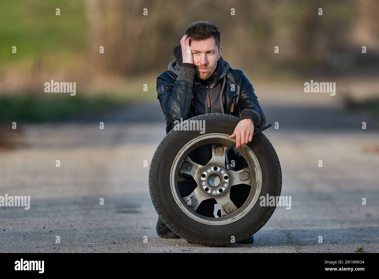 Tire change problems on the road Stock Photo - Alamy
