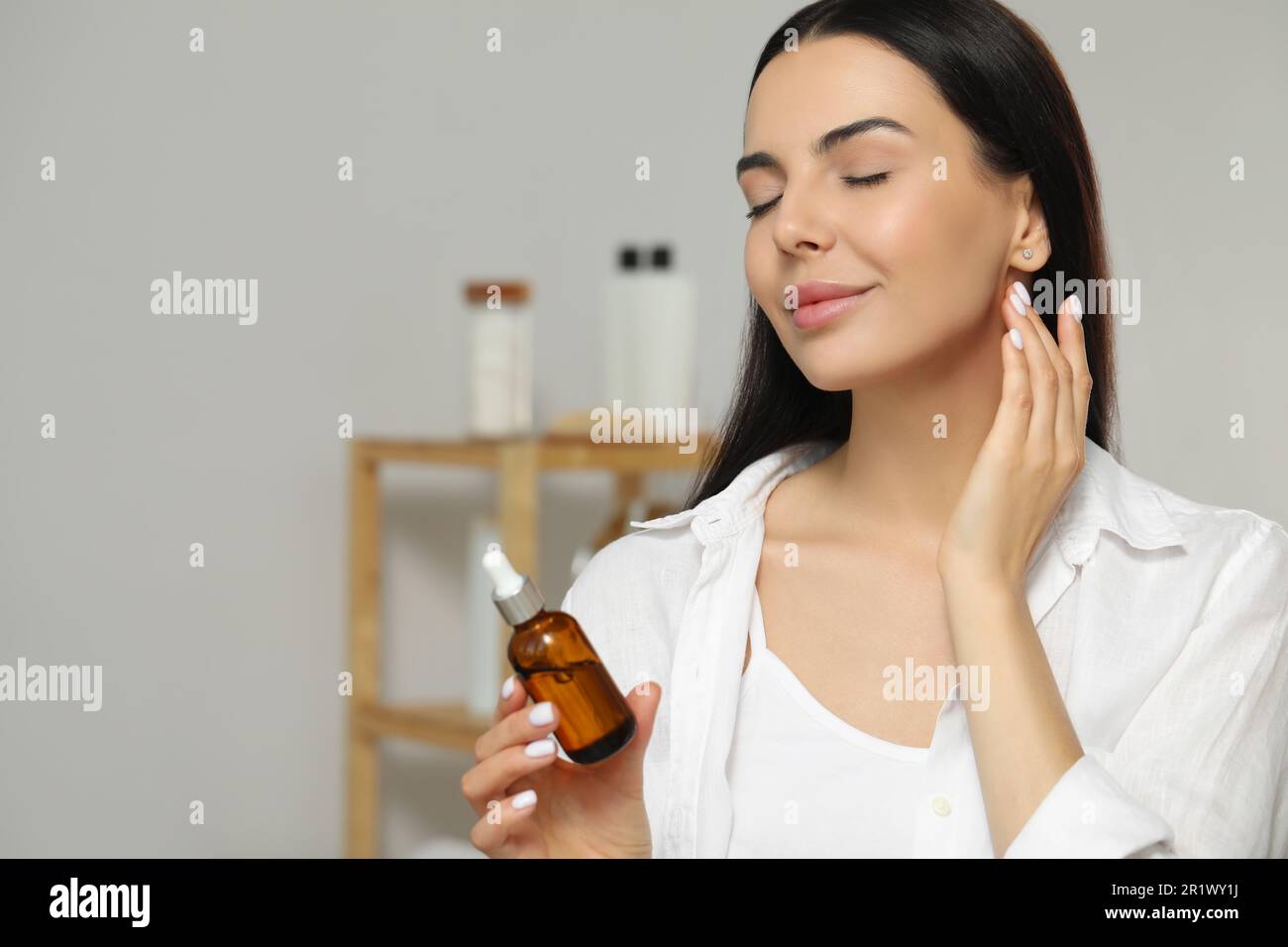Apply essential oil hi-res stock photography and images - Alamy