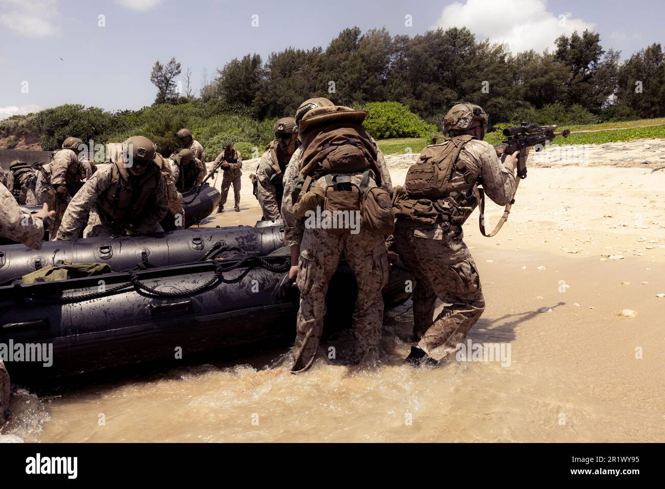 U.S. Marines with Battalion Landing Team 2/1, 31st Marine Expeditionary ...