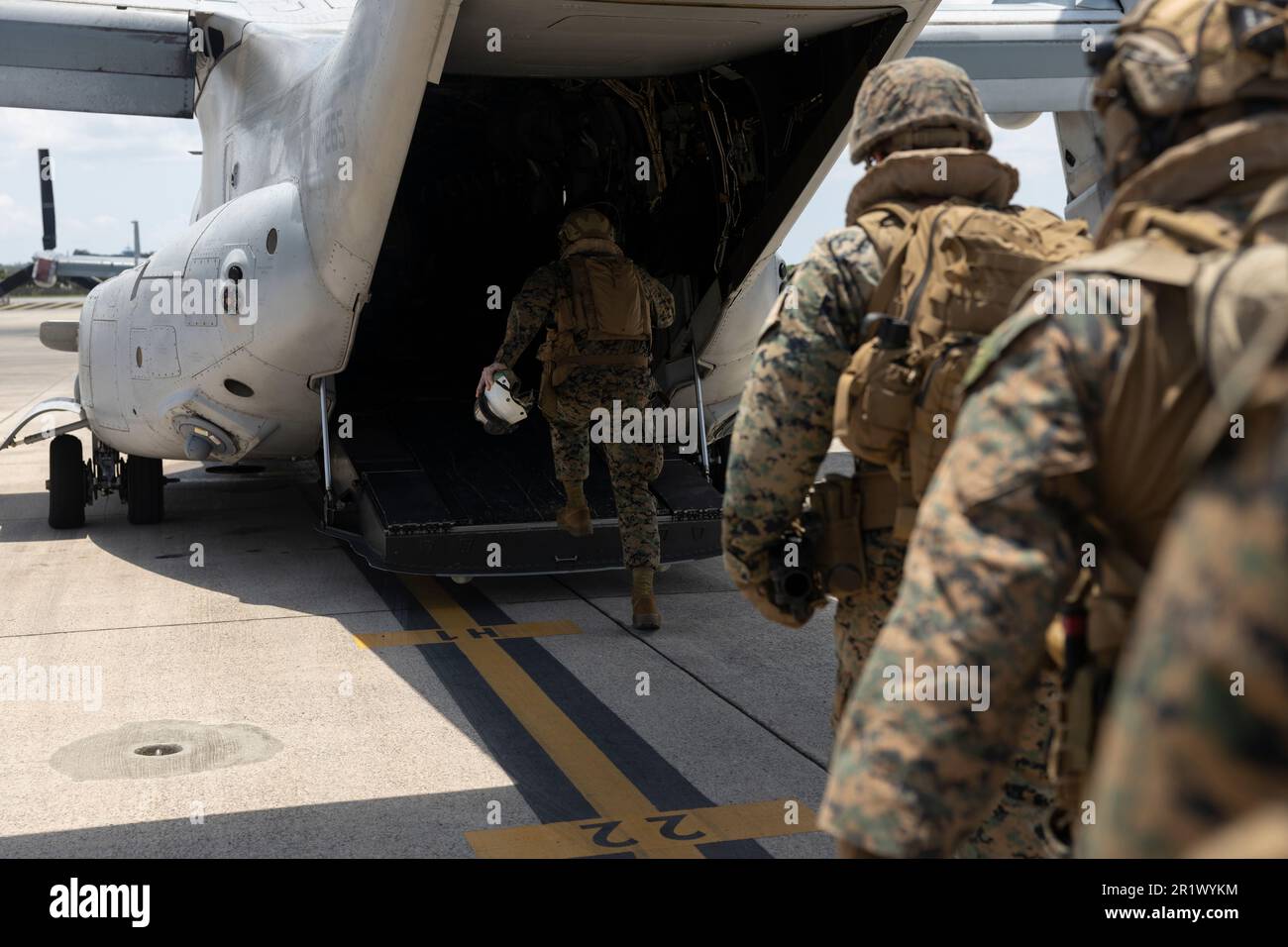 U.S. Marines with Battalion Landing Team 2/1, 31st Marine Expeditionary ...