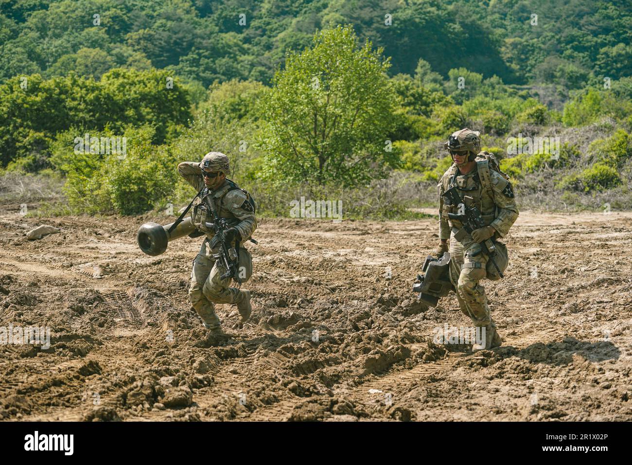 Direct and indirect fire exercise hi-res stock photography and images ...