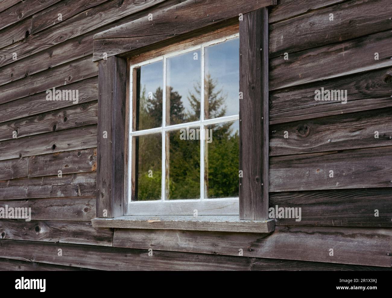 Old wooden cottage hi-res stock photography and images - Alamy