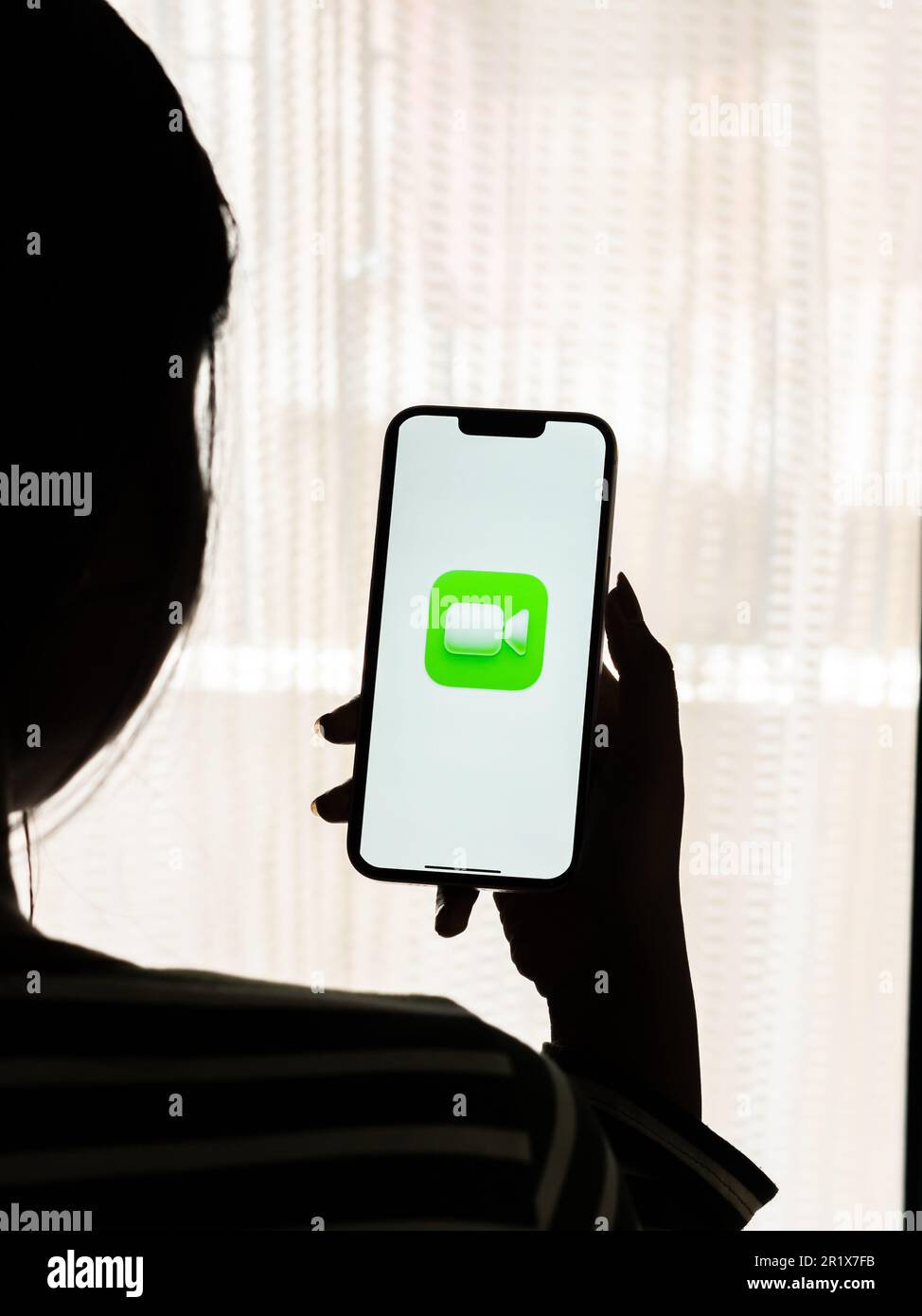 Incoming call iphone screen hi-res stock photography and images - Alamy