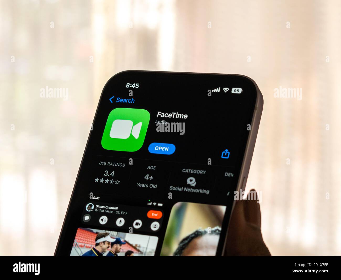 Incoming call iphone screen hi-res stock photography and images - Alamy