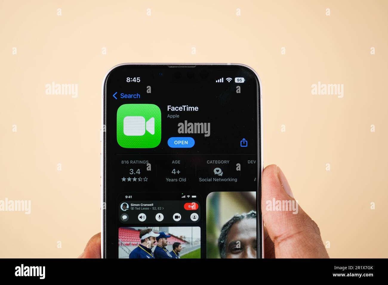 Incoming call iphone screen hi-res stock photography and images - Alamy