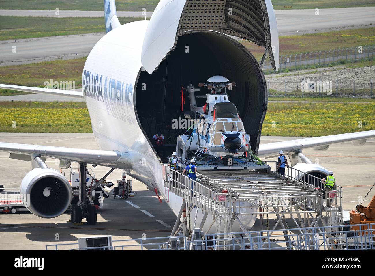 The H225 "Super Puma," a large helicopter for the Japan Coast Guard ...