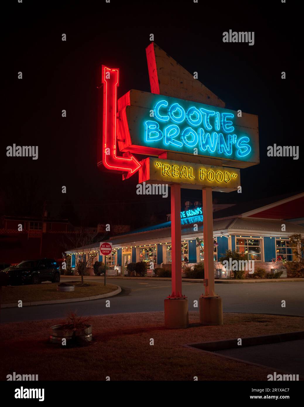 Cootie Browns neon sign at night in Bristol, Tennessee Stock Photo - Alamy