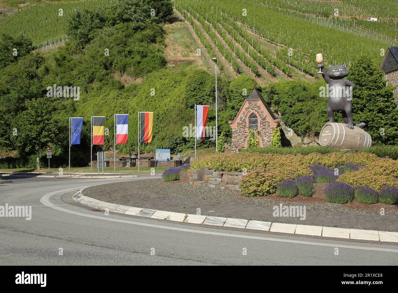 The famous black cat as a symbol for the Zeller Schwarze Katz wine ...